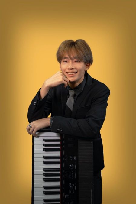 Vayers, 23 Years old – Extra and singer from Singapore